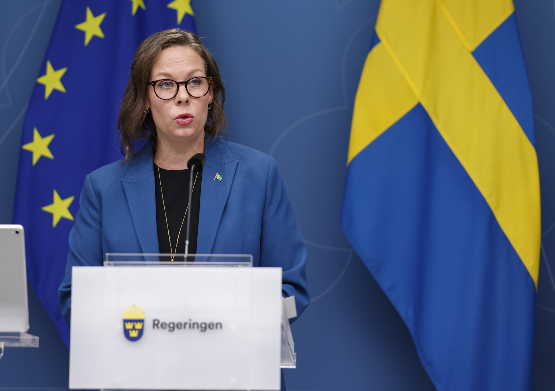 Regeringen vill hålla personer i förvar längre